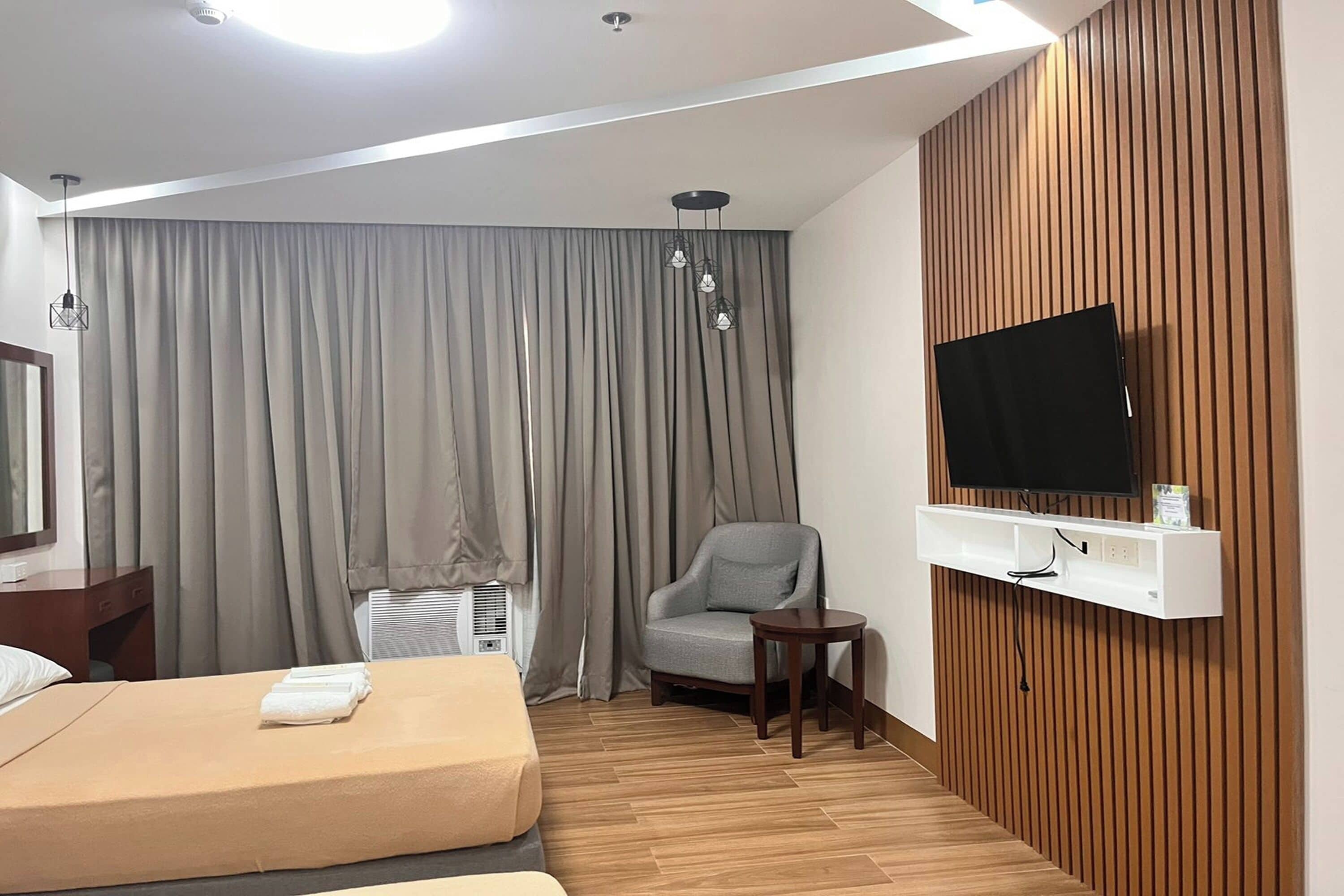 Quarto quádruplo luxo, 2 camas de casal | Escrivaninha, ferros/tábuas de passar roupa, Wi-Fi de cortesia