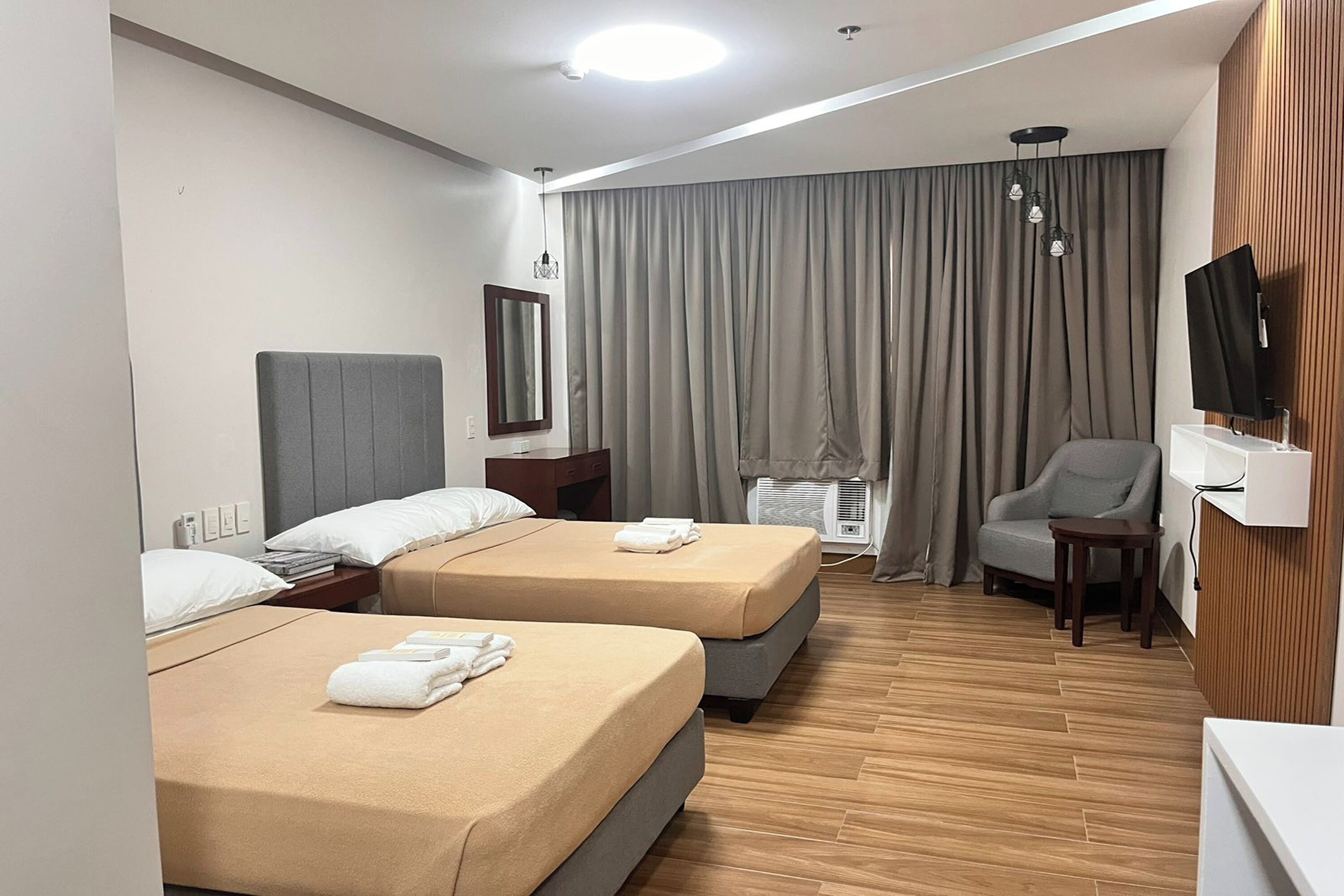 Quarto Quádruplo Deluxe, 2 camas de casal | Ferro/tábua de engomar, Wi-fi grátis, roupa de cama fornecida 