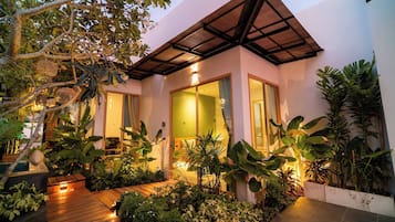 Quarto Deluxe, vista para o mar | Cofre no quarto, secretária, ferro/tábua de engomar, Wi-fi grátis