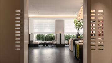 Interior moderno com área de estar, planta em vaso e vista pela janela.