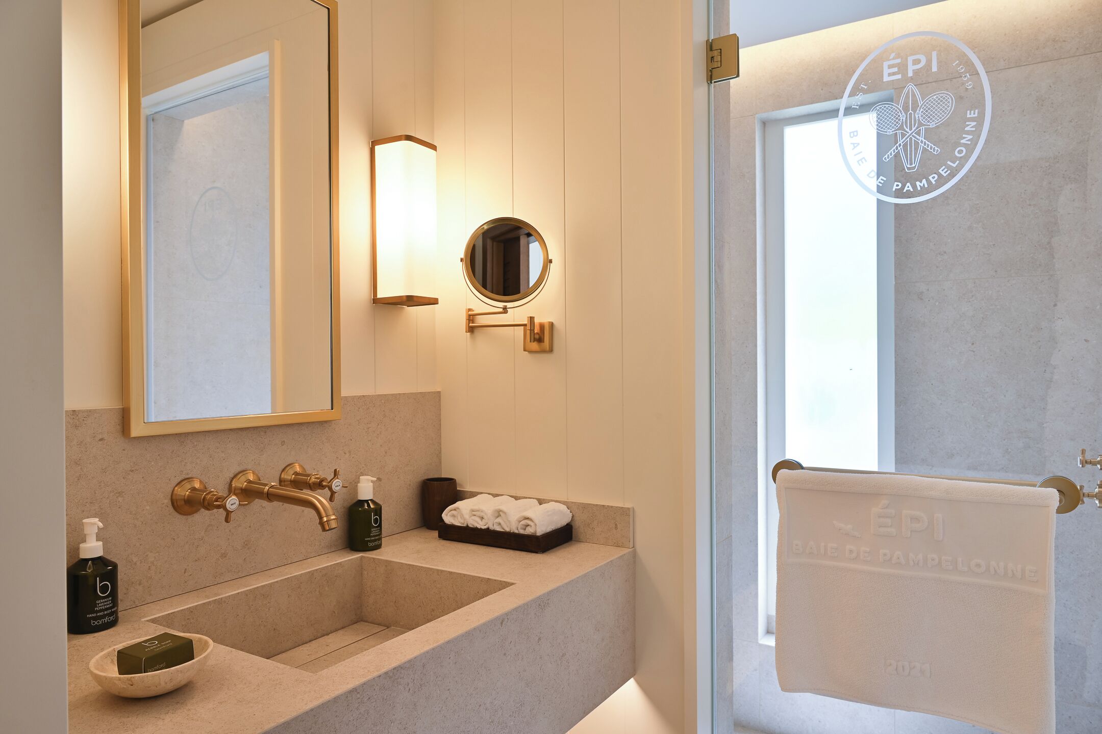 Quarto Deluxe, casa de banho privativa, vista para o jardim | Casa de banho | Chinelos 