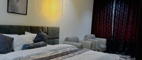 Quarto Deluxe, varanda, Vista para a cidade | Secretária, secretária adequada para computadores portáteis