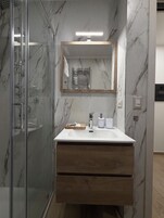 Apartamento Familiar, cozinha | Casa de banho | Um secador de cabelo, toalhas fornecidas, sabão, champô 