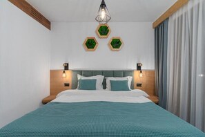 Cofres nos quartos, espaço de trabalho para notebook
