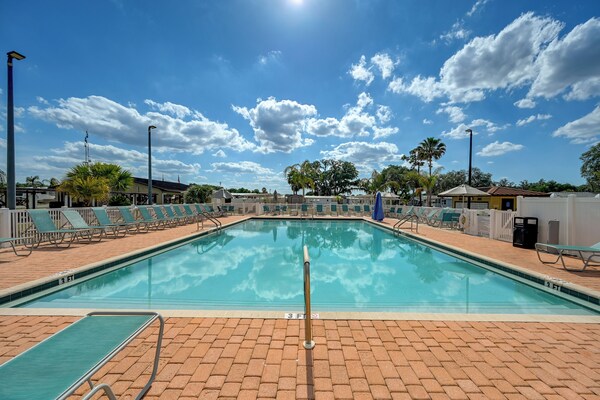 Heated Pool, Games & Socials! Zephyrhills Home - Zephyrhills, FL