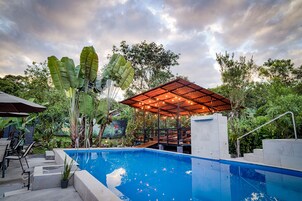 Piscina externa, funciona das 10h às 22h, espreguiçadeiras