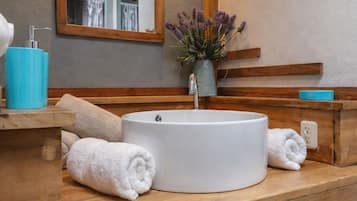 Cabana de Madeira Standard, 1 cama de casal, pátio | Casa de banho