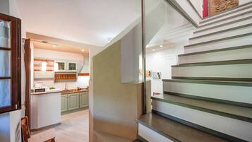 Casa (2 Bedrooms) | Sala de estar | Televisor, lareira