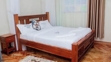 Quarto casal luxo, para não fumantes, serviço de arrumação | Escrivaninha, espaço de trabalho para notebook, Wi-Fi de cortesia