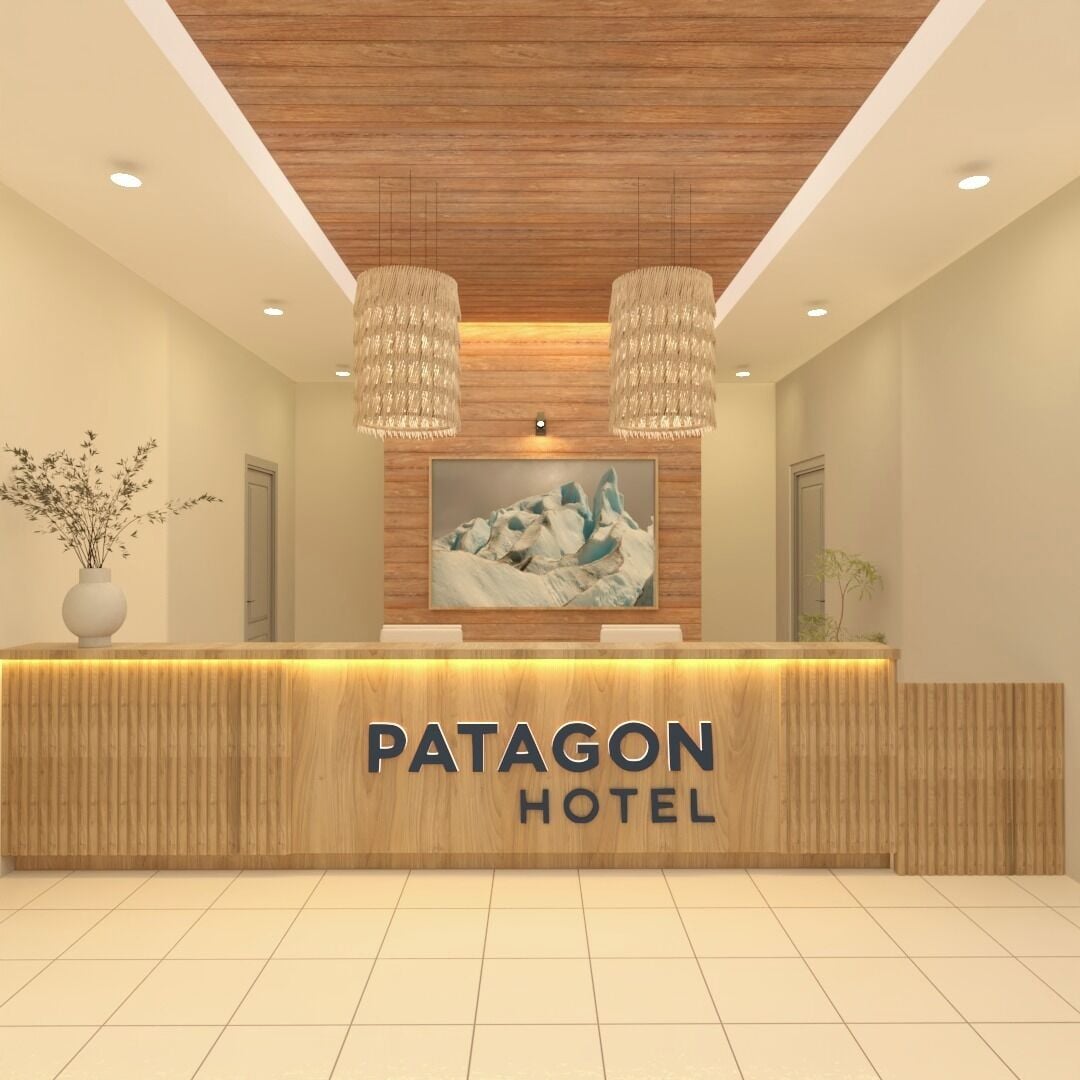Uma receção com acabamento em madeira, uma grande moldura com uma fotografia de icebergs e o texto 'PATAGON HOTEL' na parede.