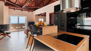 Apartamento, varanda, vista para o mar | Cozinha privada | Uma chaleira elétrica, uma torradeira