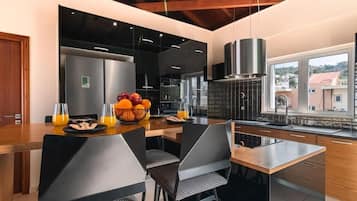 Apartamento, varanda, vista para o mar | Cozinha privada | Uma chaleira elétrica, uma torradeira