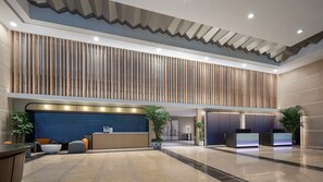 Um lobby moderno com balcão de recepção, área de estar e um grande painel de parede de madeira.