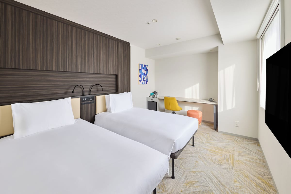 Quarto Standard, 2 camas individuais (Extra Floor Space, Free Breakfast) | Edredões de penas, cofre com capacidade para portátil, secretária
