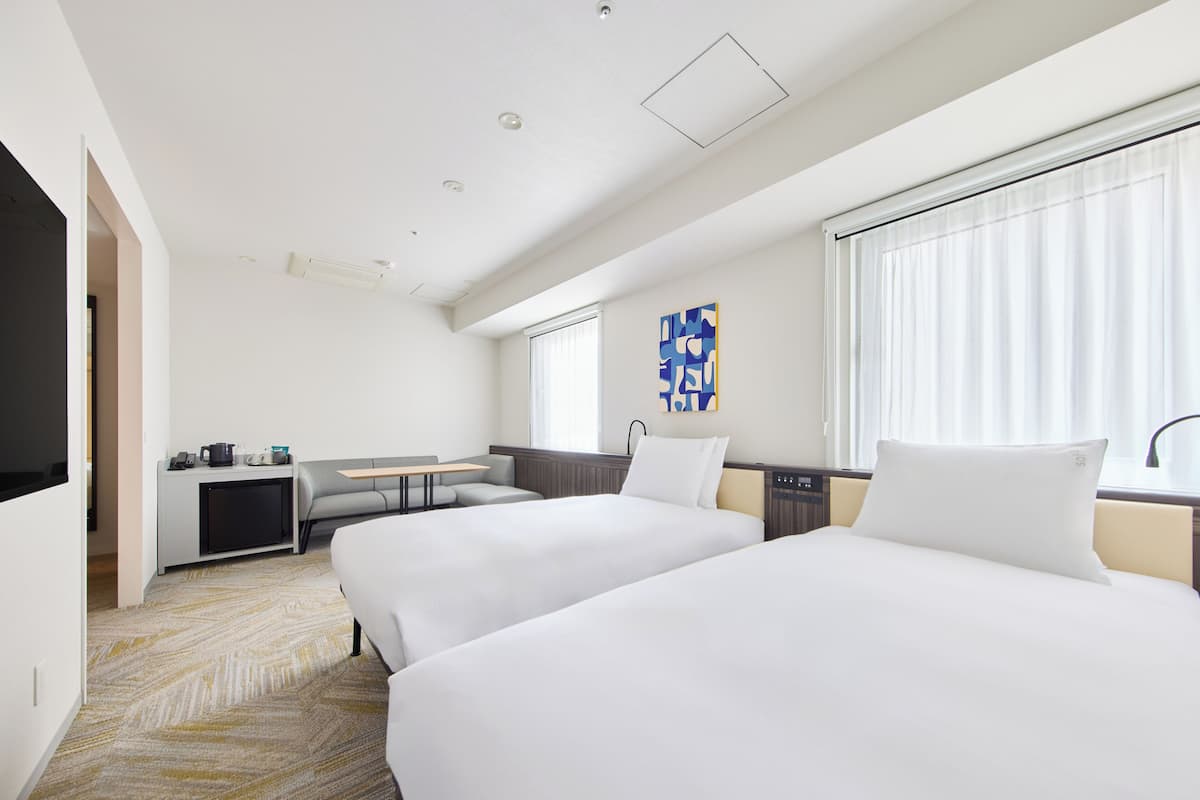 Quarto Standard, 2 camas individuais, acessível (Free Breakfast) | Edredões de penas, cofre com capacidade para portátil, secretária