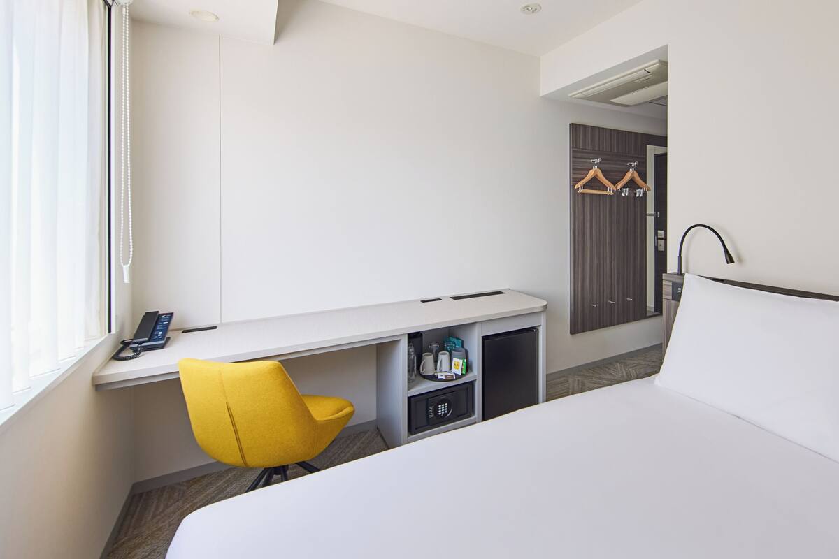Quarto Standard, 1 cama queen-size (Free Breakfast) | Edredões de penas, cofre com capacidade para portátil, secretária