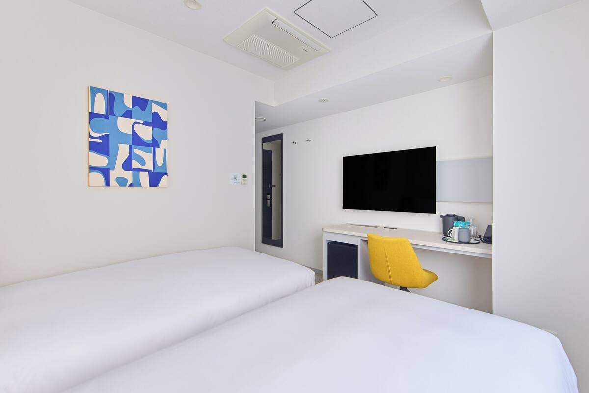Quarto Standard, 2 camas individuais (Free Breakfast) | Edredões de penas, cofre com capacidade para portátil, secretária