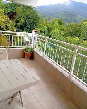 Quarto casal conforto, sacada, vista para a montanha | Sacada