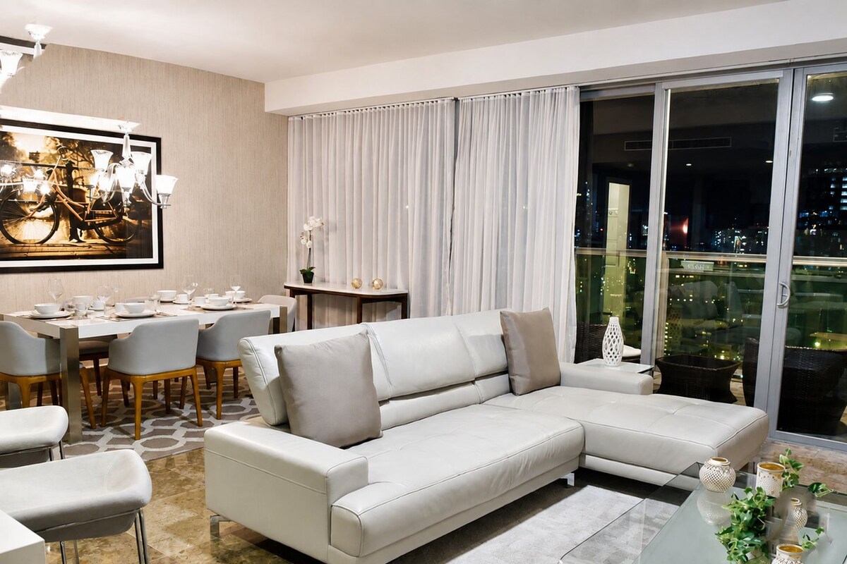Apartamento Deluxe, varanda, Vista para a cidade | Sala de estar | Smart TV de 60 polegadas com canais digitais, Netflix 