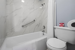Suite Deluxe, 1 cama king-size, não fumadores, banheira de hidromassagem grande | Casa de banho | Uma combinação polibã/banheira, toalhas fornecidas, sabão, champô