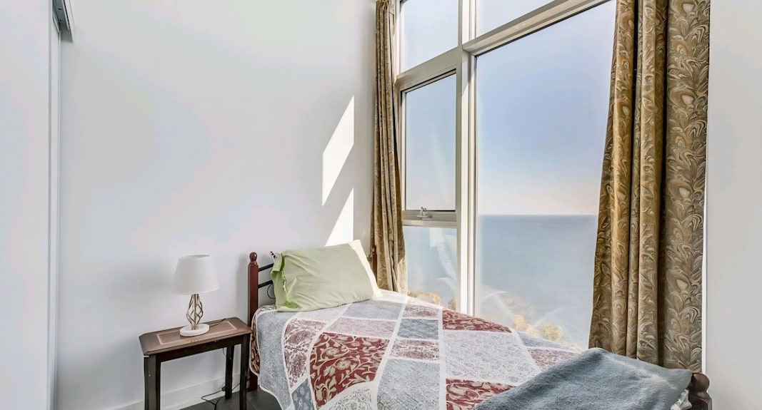 Lakeview Corner Condo | Free Parking - Burlington