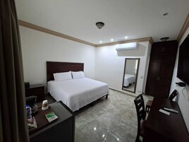 Cofre no quarto, secretária