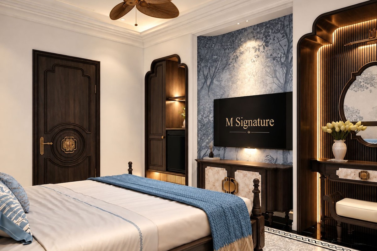 Quarto com cama, televisão na parede, ventoinha no teto e espelho decorativo.