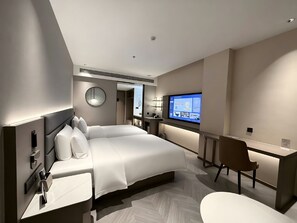 Quarto Twin Executivo | Secretária, cortinas/cortinados opacos, ferro/tábua de engomar 