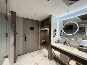 Quarto Twin Executivo | Casa de banho | Um polibã, um secador de cabelo, toalhas fornecidas, champô 