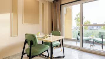 Suite Familiar, Vista para a cidade | Cofre no quarto, secretária