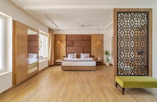 Quarto Familiar, varanda, vista para o pátio | Cofre no quarto, cortinas/cortinados opacos, ferro/tábua de engomar