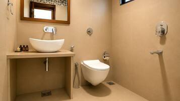 Quarto casal luxo | Banheiro | Chuveiro, toalhas de banho, sabonete, shampoo