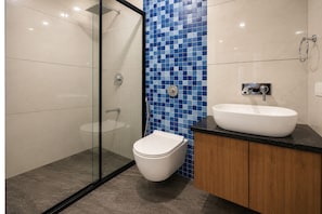 Quarto Duplo Familiar, vista para a montanha | Casa de banho | Um polibã, toalhas fornecidas, sabão, champô 