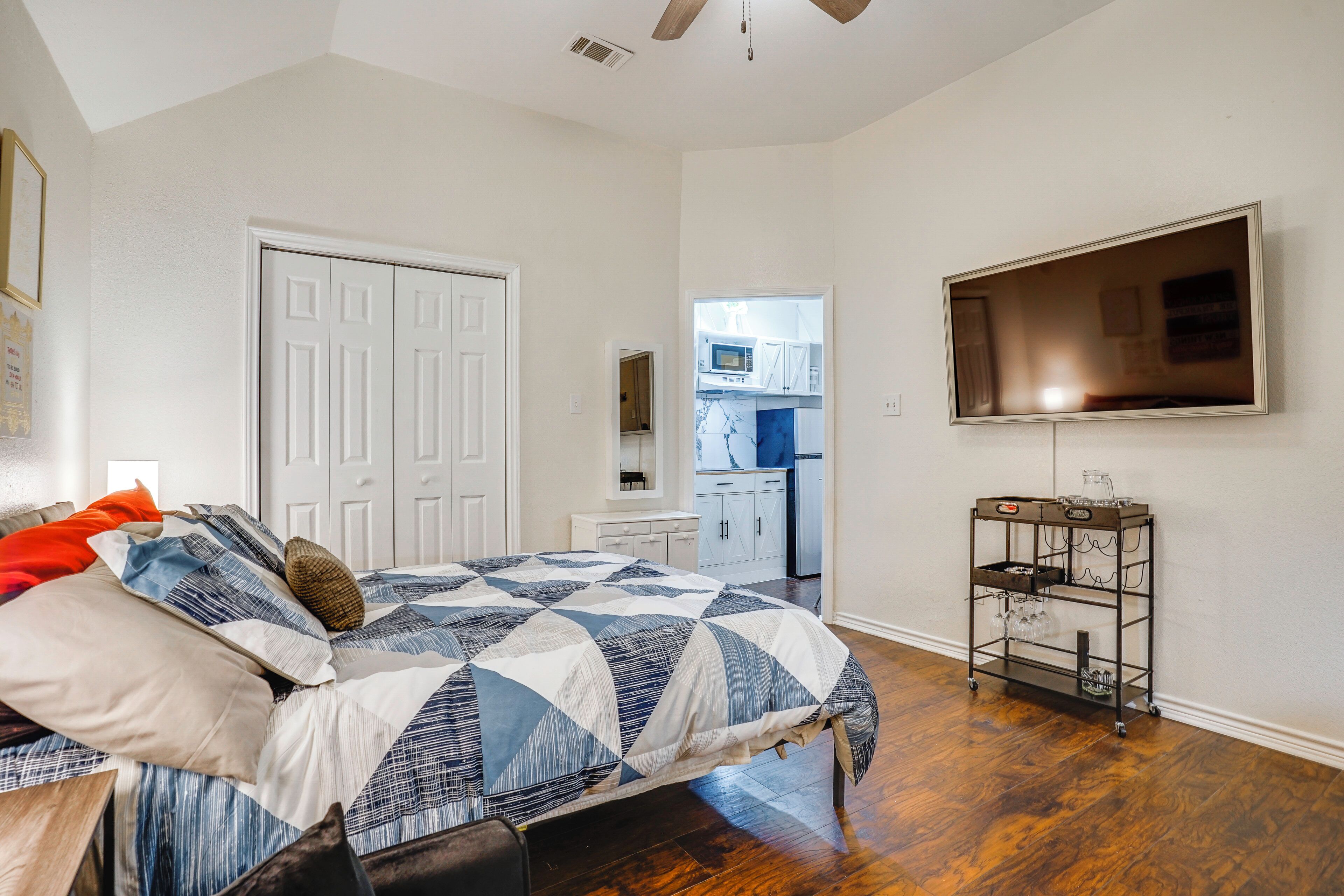 Luxury Studio With Pool | Near Dfw & At&t Stadium - Grand Prairie, TX