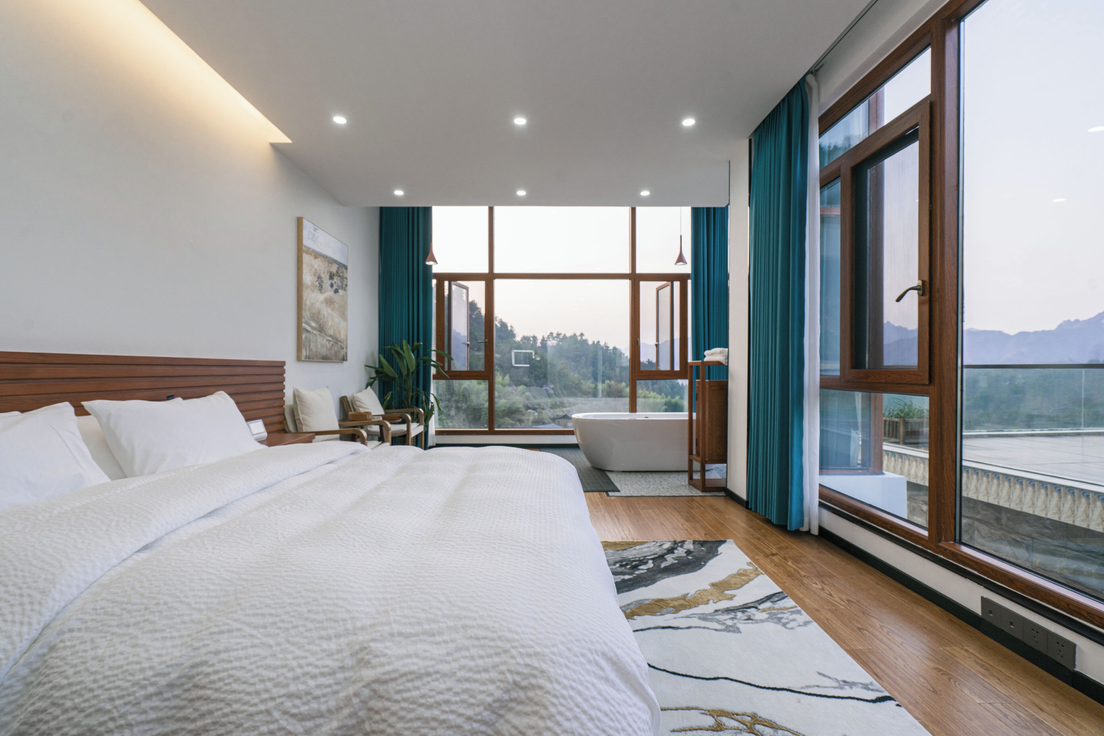 Quarto Duplo de Luxo, 1 cama king-size, banheira de hidromassagem grande, vista para a colina | Edredões de penas, cortinas/cortinados opacos, ferro/tábua de engomar 