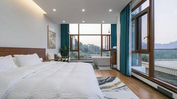 Quarto Duplo de Luxo, 1 cama king-size, banheira de hidromassagem grande, vista para a colina | Edredões de penas, cortinas/cortinados opacos, ferro/tábua de engomar