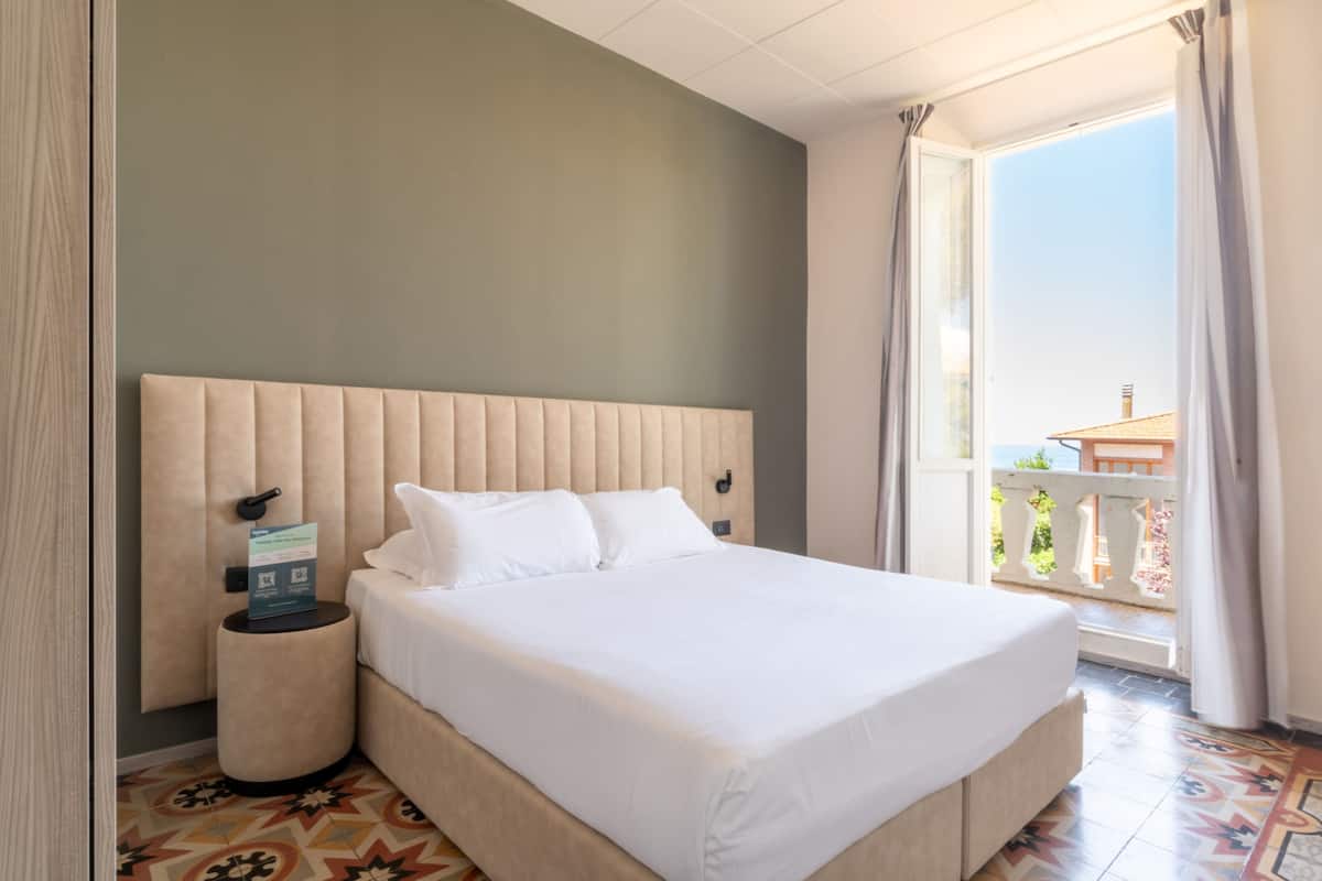Apartamento, sacada | Frigobar, cofres nos quartos, Wi-Fi de cortesia