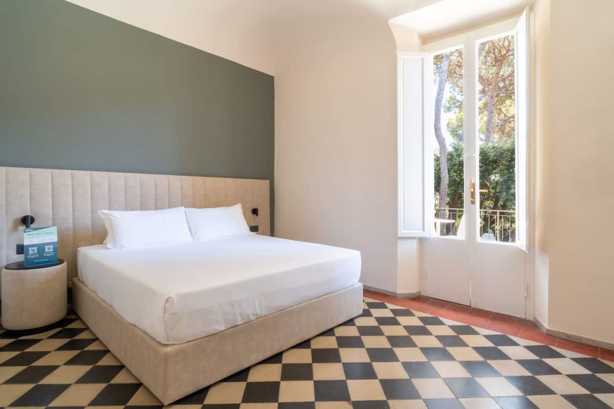 Estúdio, sacada | Frigobar, cofres nos quartos, Wi-Fi de cortesia