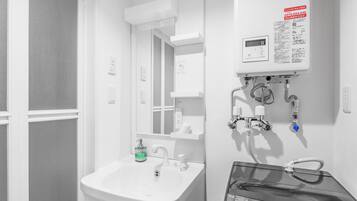 Apartamento | Casa de banho | Uma combinação polibã/banheira, um secador de cabelo, chinelos