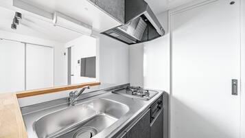 Apartamento | Cozinha privada | Um frigorífico, um micro-ondas, uma placa de cozinha