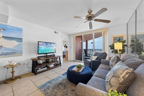 Condo executivo, 2 quartos, acesso à piscina, vista para a praia | Sala de estar | Smart TV 50 polegadas com canais digitais