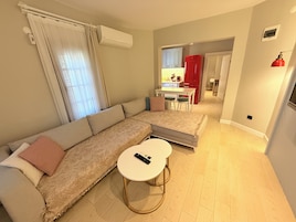 Apartamento, varanda, vista para a montanha | Sala de estar