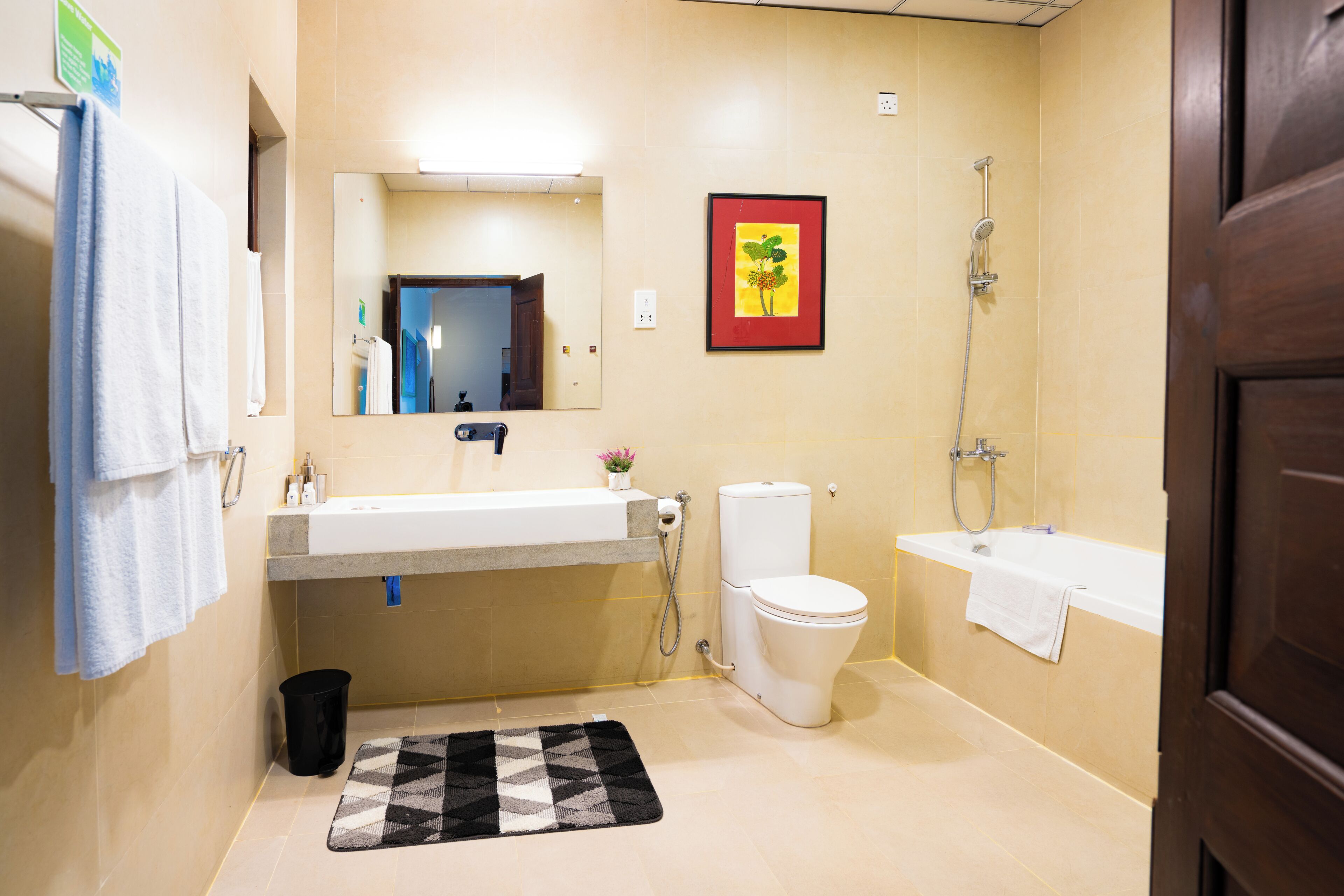 Villa, vista para a piscina | Casa de banho | Um secador de cabelo, um bidé, toalhas fornecidas, sabão 