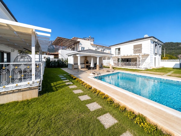 Luxury Villa In A Peaceful Neighborhood With Pool - Konyaaltı