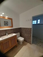 Quarto Quádruplo Económico, pátio, vista para o jardim | Casa de banho | Artigos de higiene pessoal grátis, toalhas fornecidas, sabão, champô