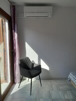 Quarto Twin Básico, pátio, vista para o jardim | Interior