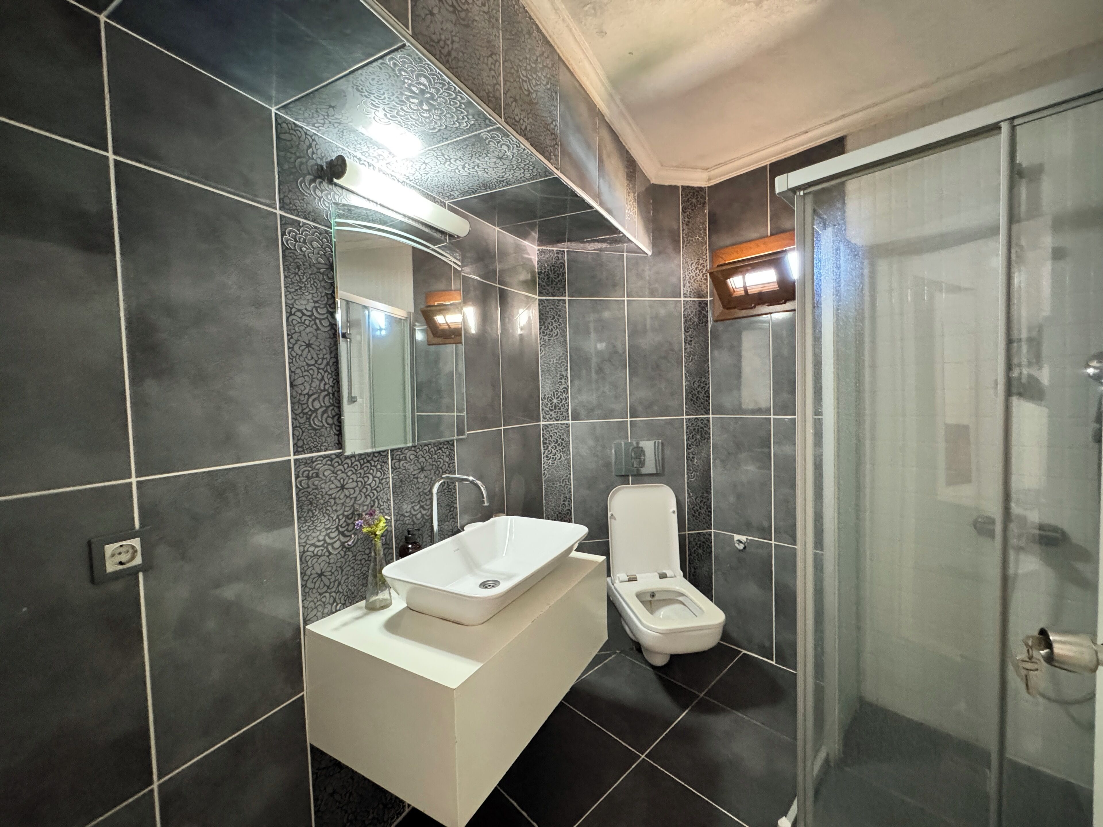 Quarto clássico | Banheiro | Chuveiro, secador de cabelo, toalhas de banho, sabonete