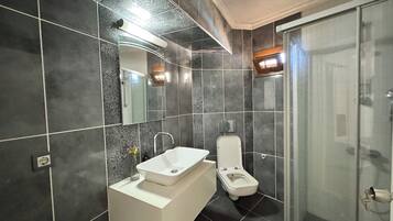 Quarto clássico | Banheiro | Chuveiro, secador de cabelo, toalhas de banho, sabonete
