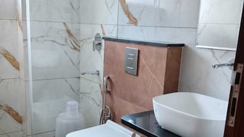 Chuveiro, toalhas de banho, sabonete, shampoo