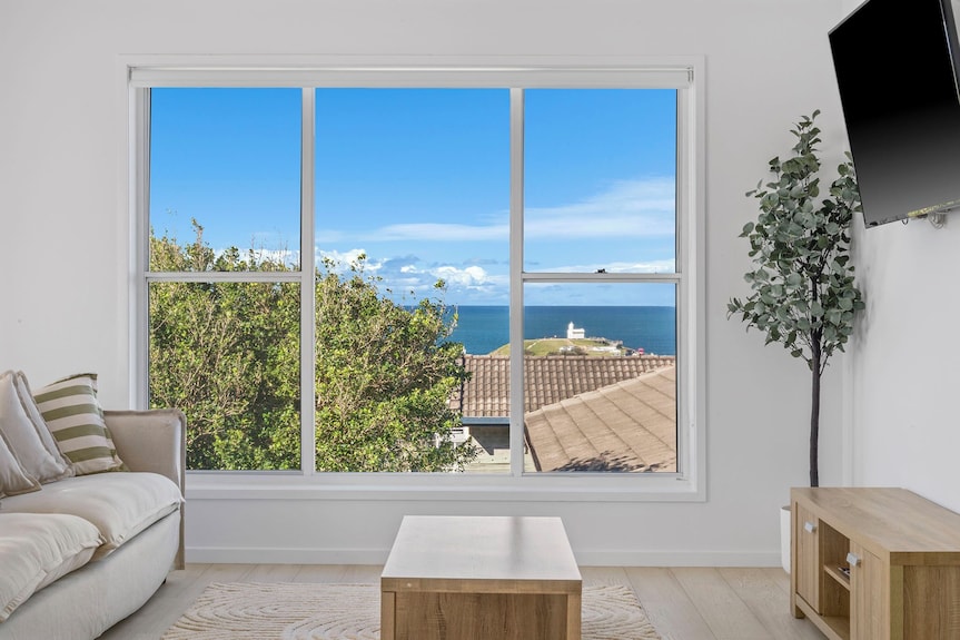 22 Dent Crescent - Spacious Coastal Retreat With Stunning Ocean Views - Lake Cathie